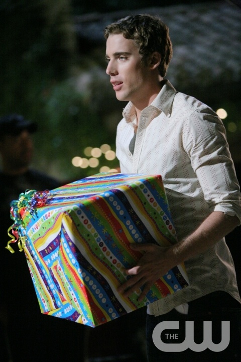 90210 Photos | Shenae Grimes AnnaLynne Mccord - Games People Play